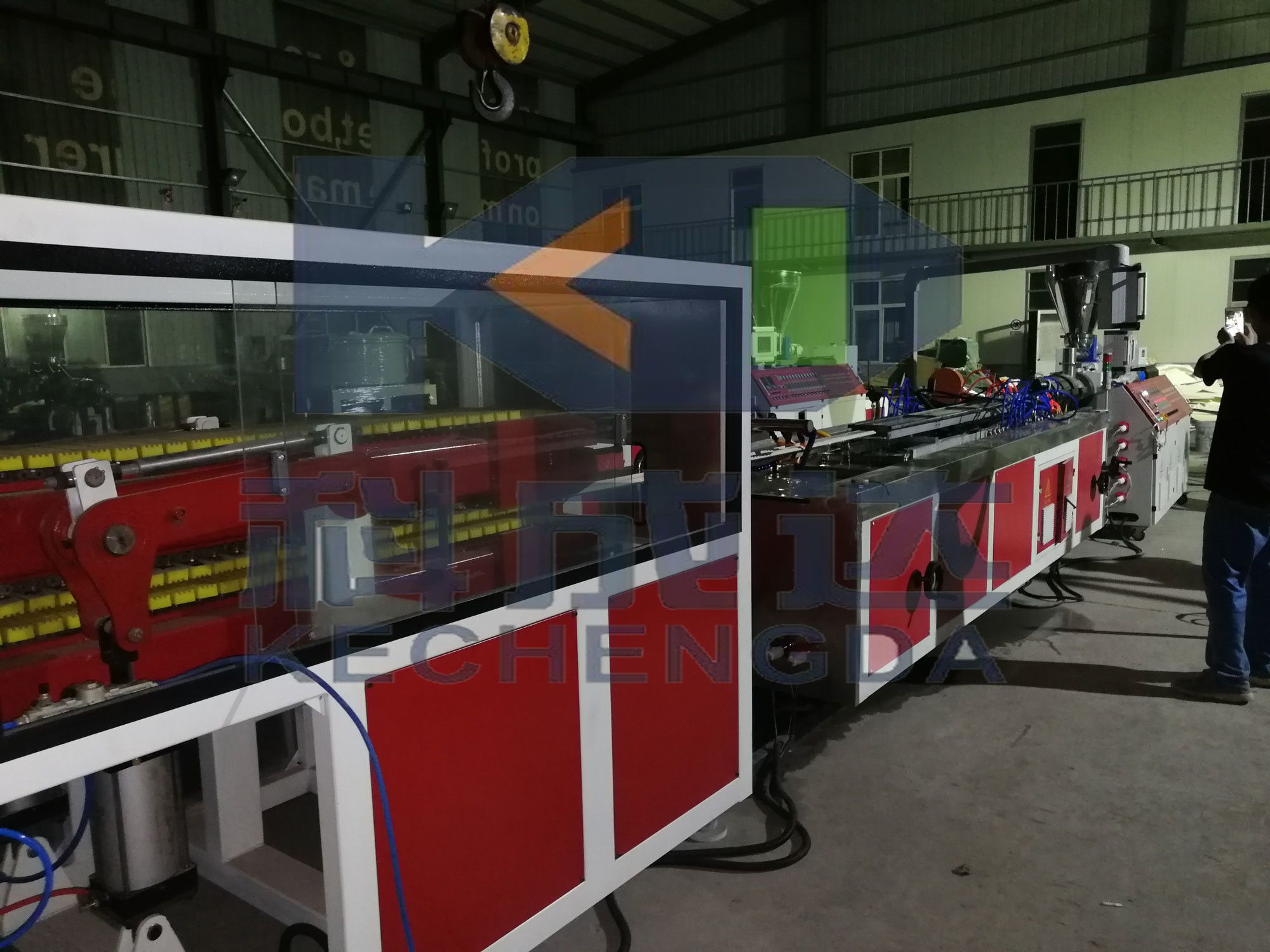 Máy chế tạo vỏ vỏ vỏ PVC nhựa / Đường dây sản xuất ép vỏ vỏ PVC